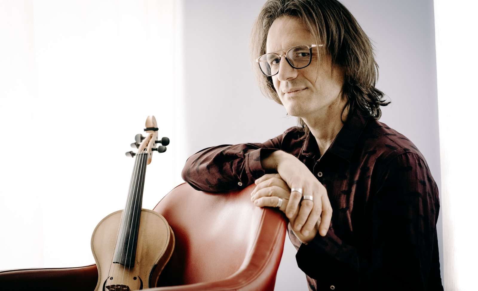 Un violino che funge da orchestra in un progetto musicale in cui ...
