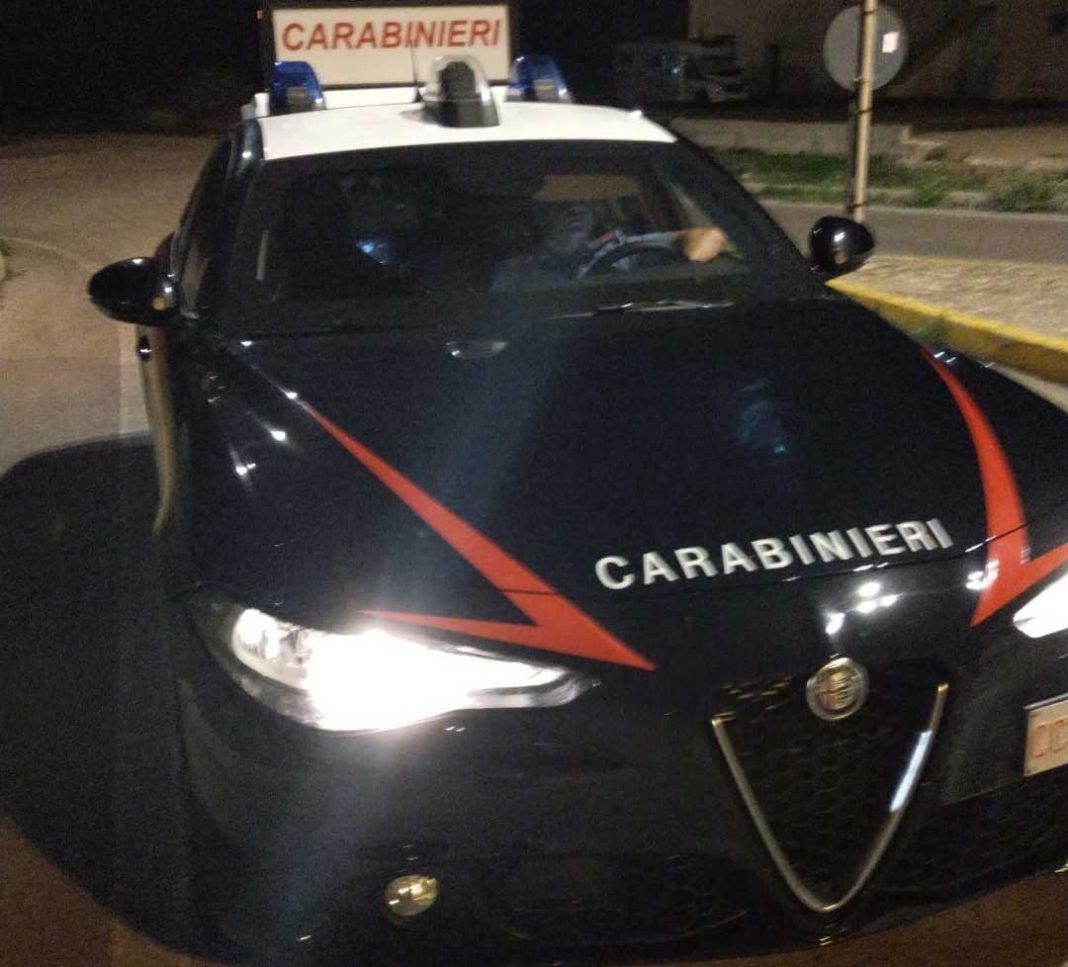 Strada bloccata con i massi, donna minacciata, rapinata e molestata ...