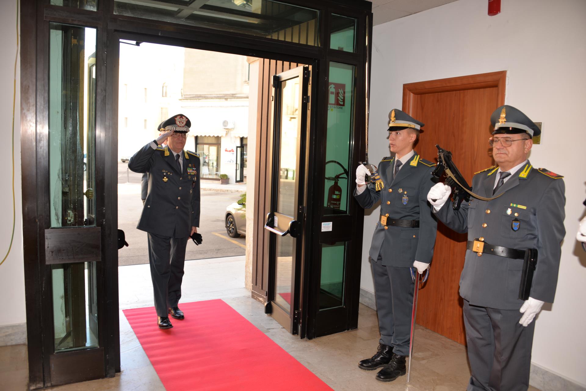 Il comandante regionale Puglia, Generale Guido Mario Geremia, visita il ...