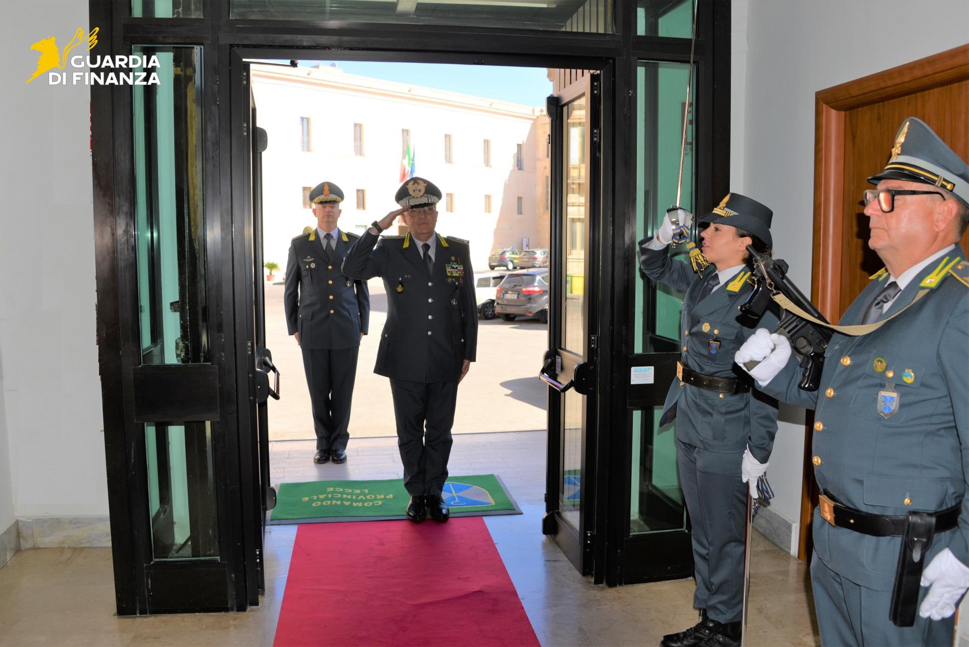 Il Comandante regionale Puglia, Generale di divisione Guido Mario ...