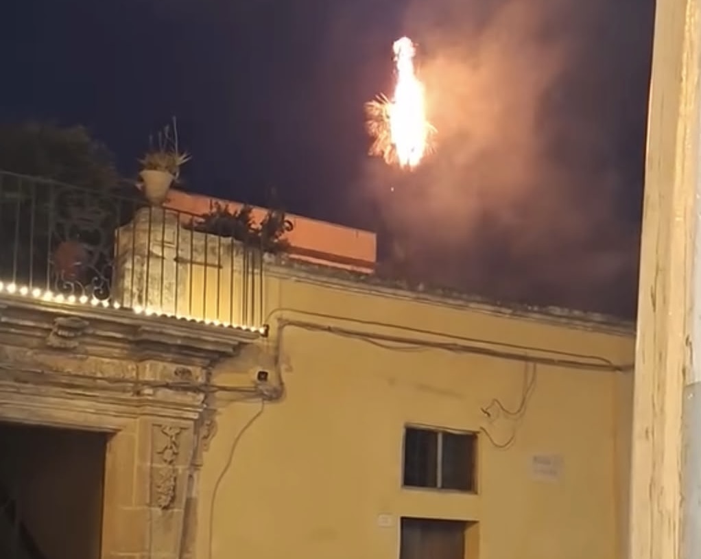 Incendio durante lo spettacolo pirotecnico a Presicce-Acquarica: fiamme ...
