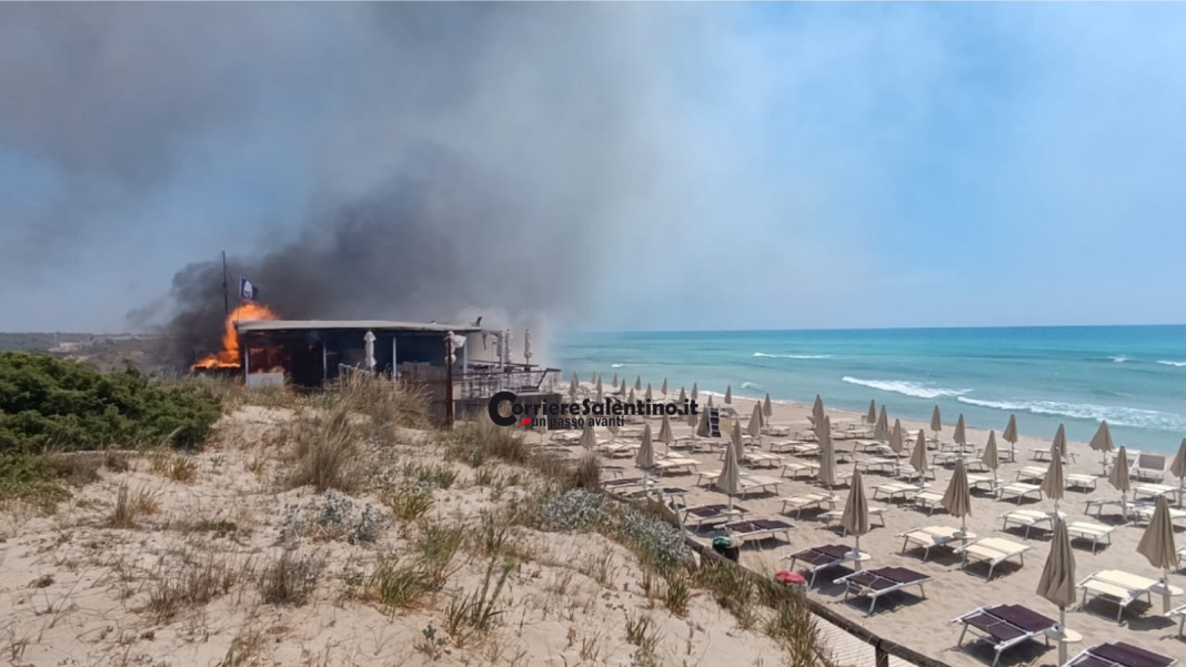Inferno di fuoco a Torre San Giovanni: pineta e lido avvolti dalle ...